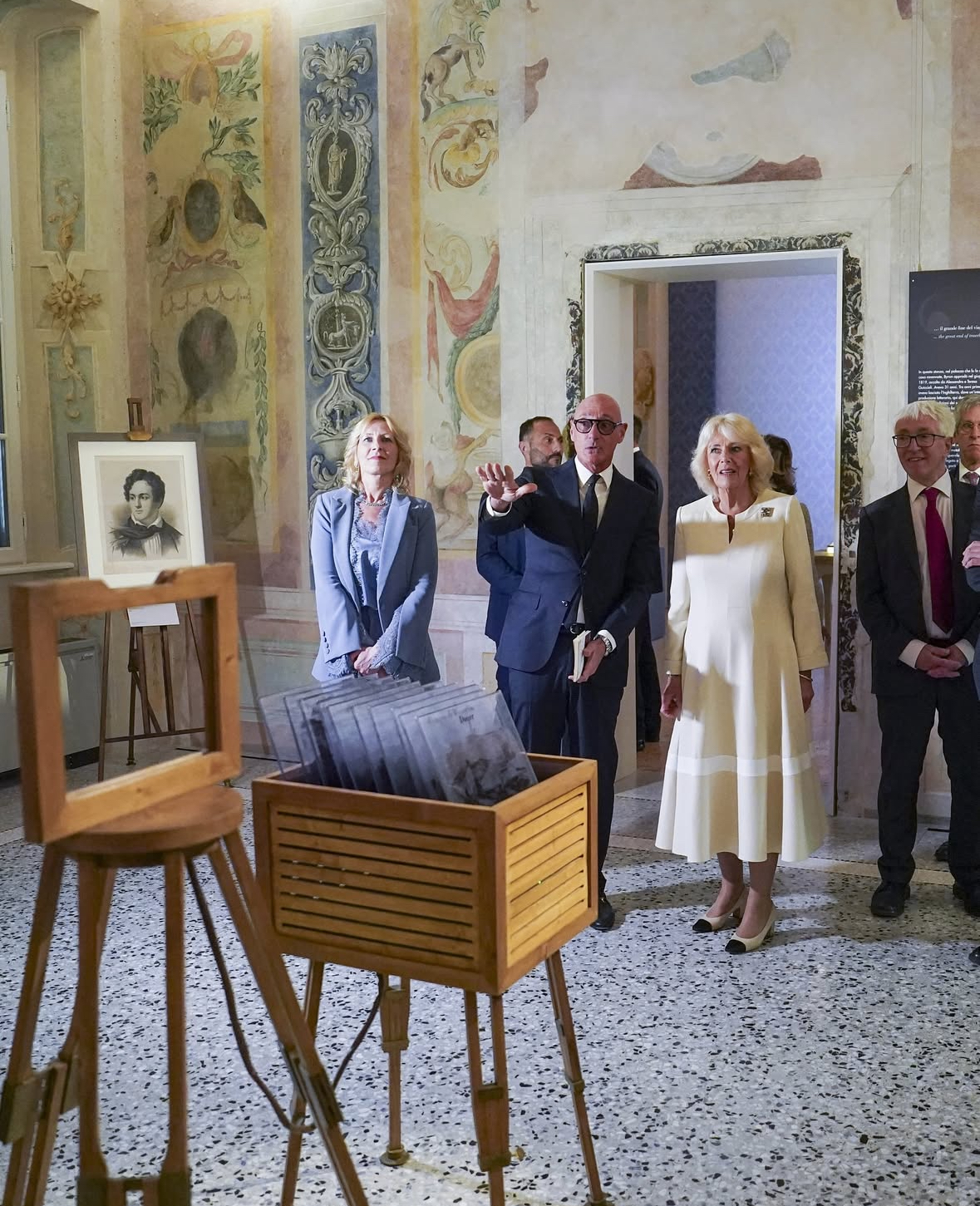 Il prof Diego Saglia "guida" per la Regina Camilla ai Musei Byron e del Risorgimento di Ravenna ...